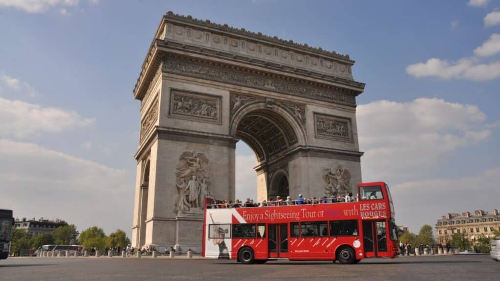 Quel bus touristique choisir à Paris ? Le comparatif 2025
